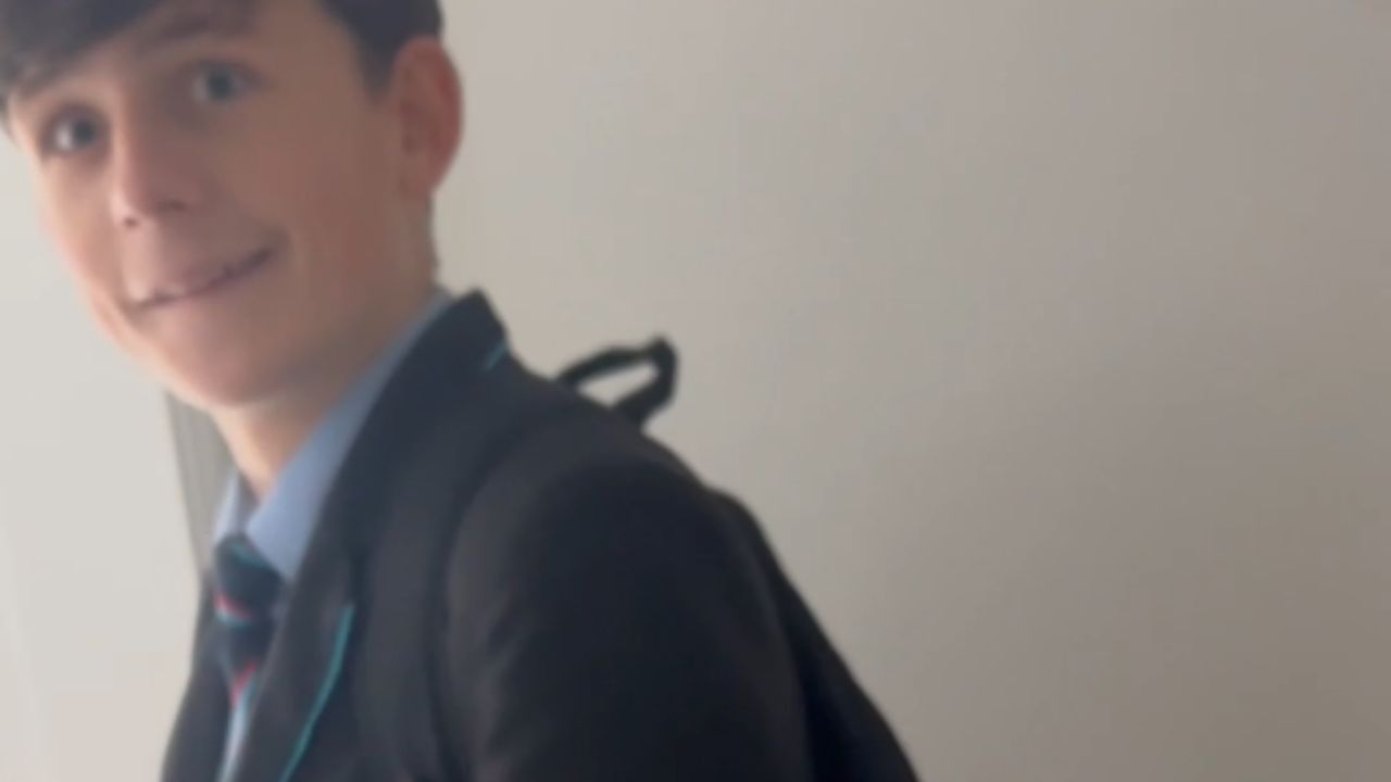 Mom uses a horror mask to create a funny jump scare moment that catches ...