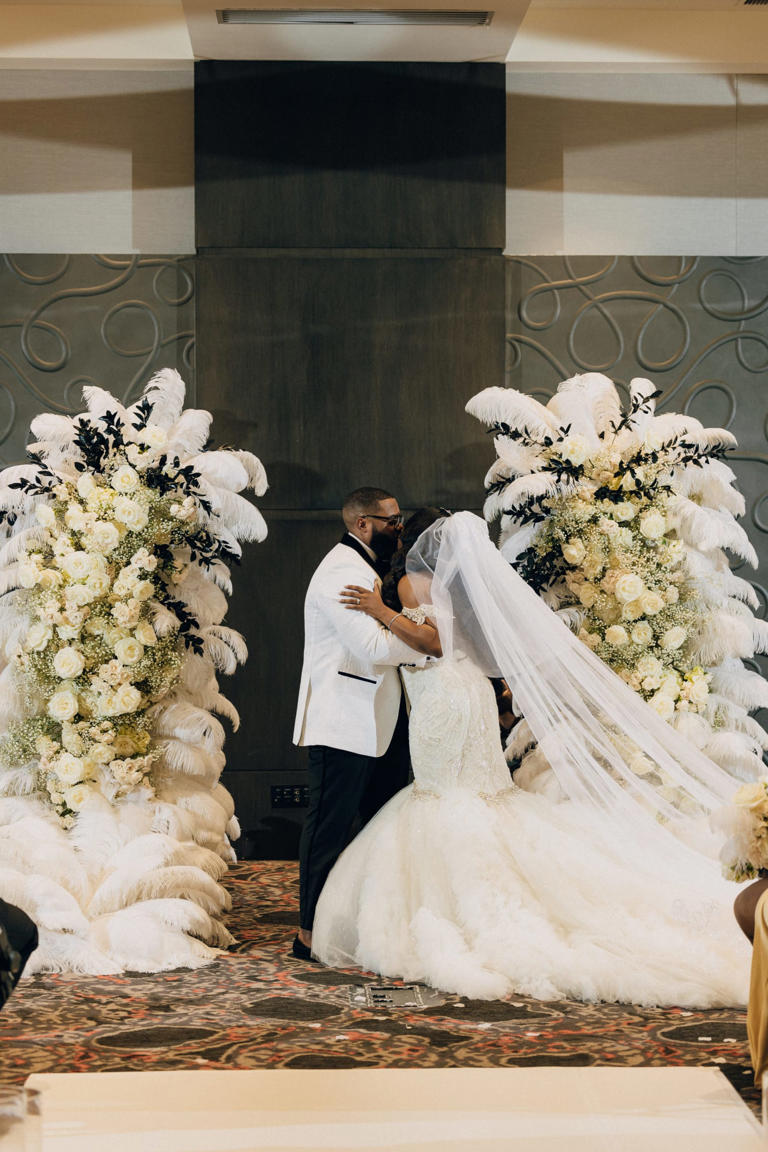 White feather plumes were a core design detail at this Great Gatsby ...
