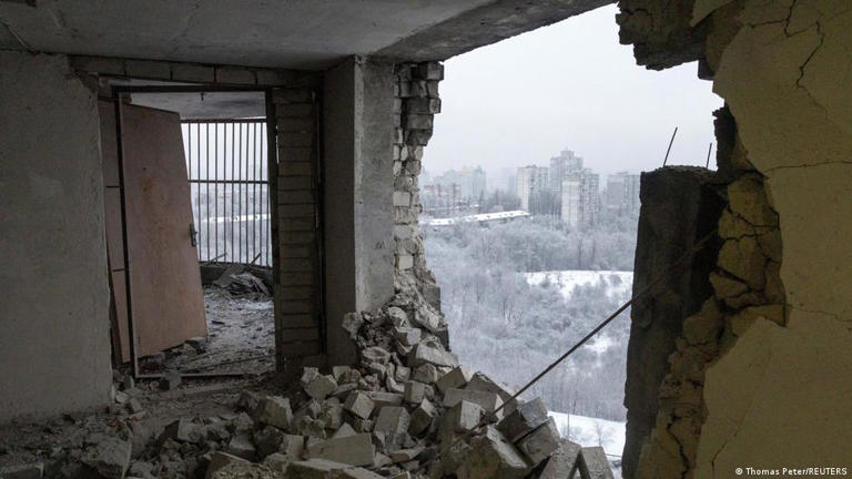 Mieszkańcy Kijowa bez prądu i ogrzewania. Jak sobie radzą?