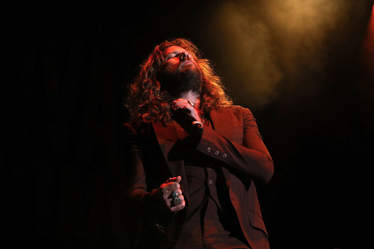 Rock star announces album plan with 2010s band