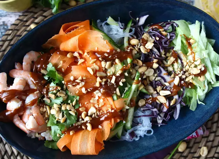 Pirinç eriştesi, karides ve baharatlı yer fıstığı soslu renkli salata