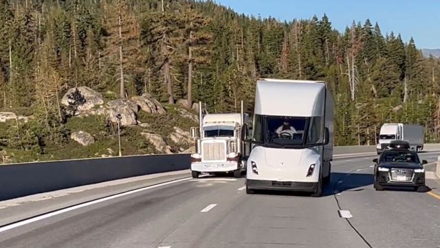 Unbelievable video shows Tesla electric semitruck challenging diesel 18 ...