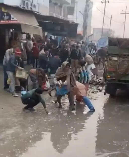 Bystanders loot fish as pickup van kills teen in Sitamarhi