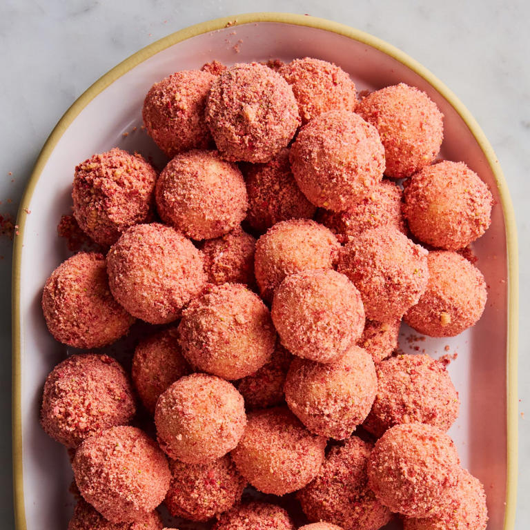 These strawberry crunch bites are packed with protein & nostalgia