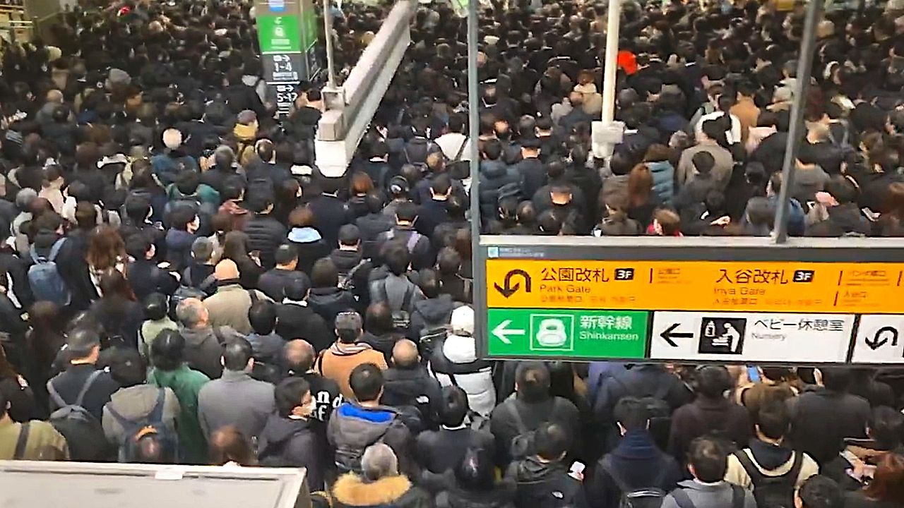 Commuter chaos in Tokyo as power outage hits rail network