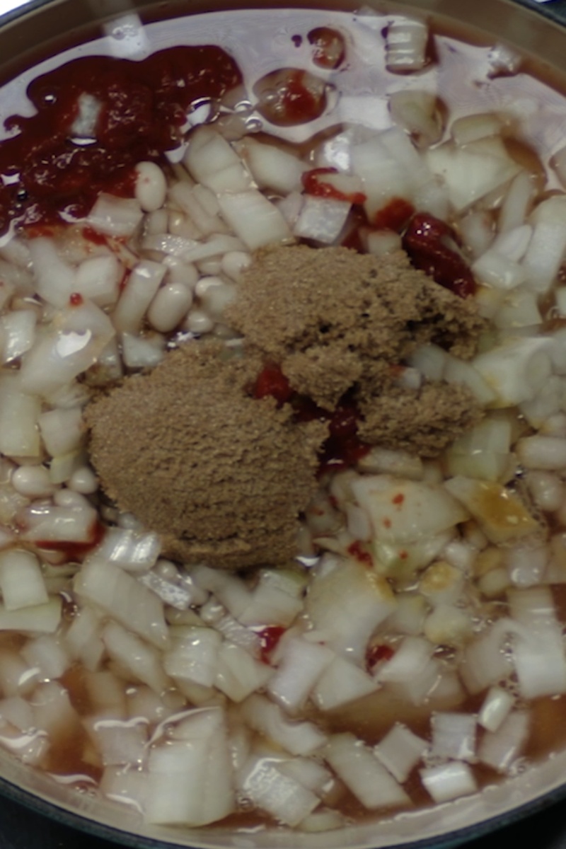 Fèves au lard à l'érable inspirées d'un brunch classique de cabane à sucre