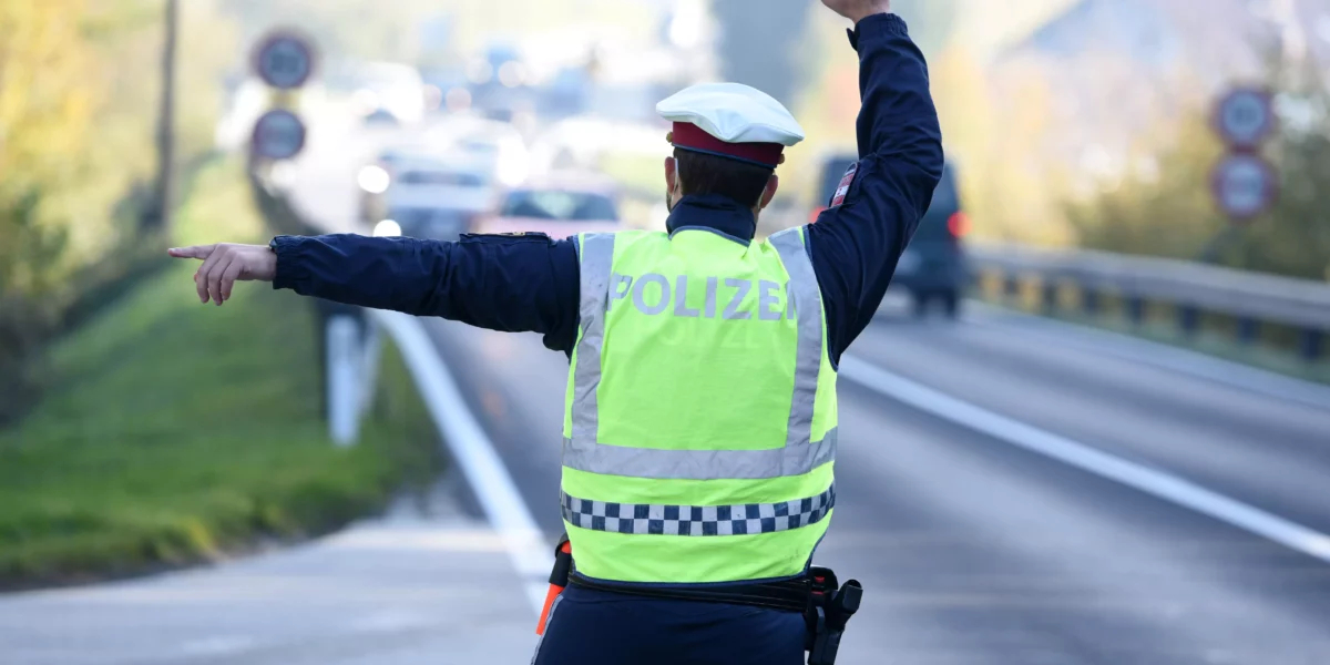 Auf Drogen, ohne Schein: 17-Jähriger fährt fast Polizisten um