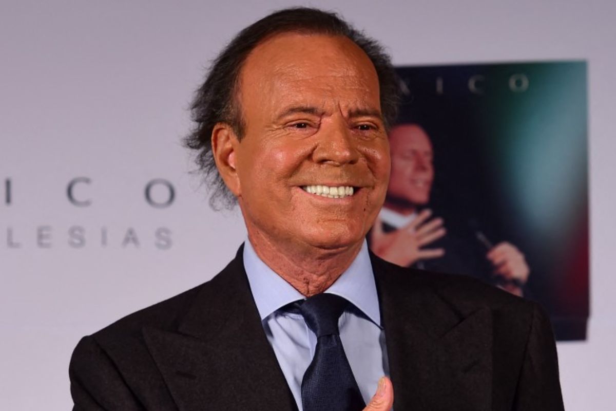 Julio Iglesias rompe su silencio y tacha de “absolutamente falsas” las ...