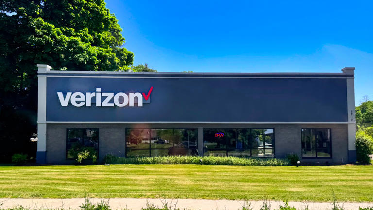 Verizon customers get $20 outage payout but are left in dark on what ...