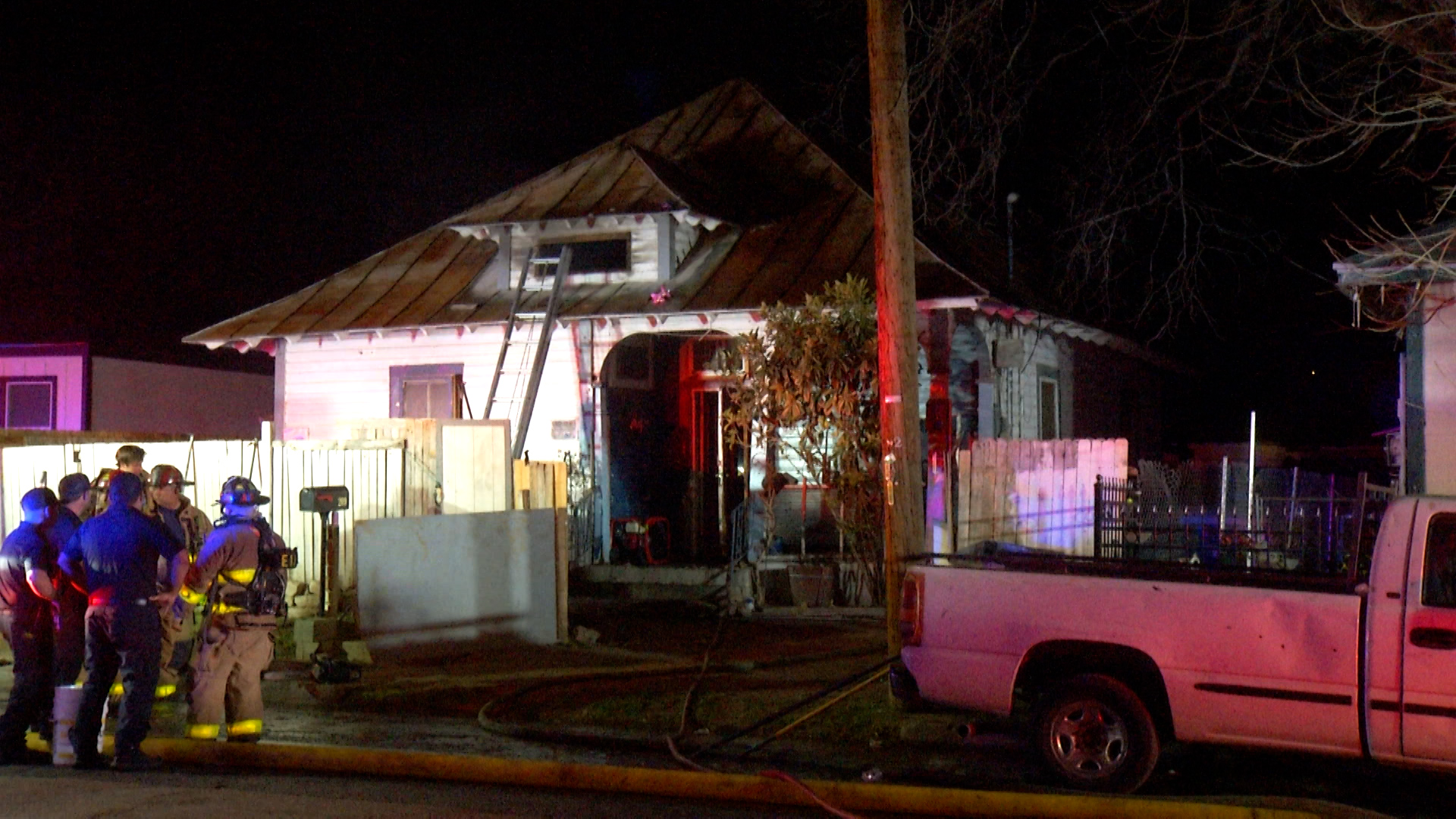 Incendio destruye vivienda al este de San Antonio