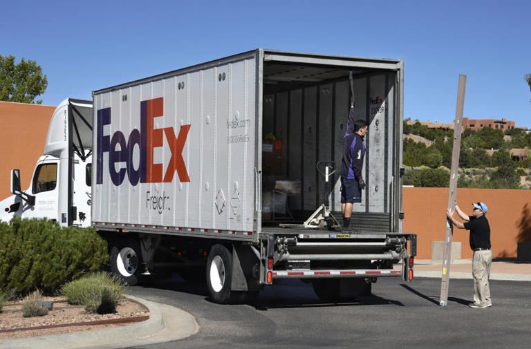 FedEx sets financing, board for FedEx Freight spinoff