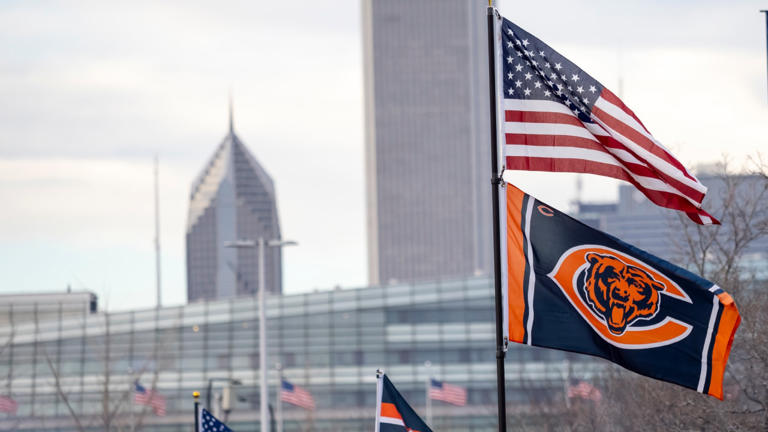 Bears fans show Chicago pride ahead of clash with Rams