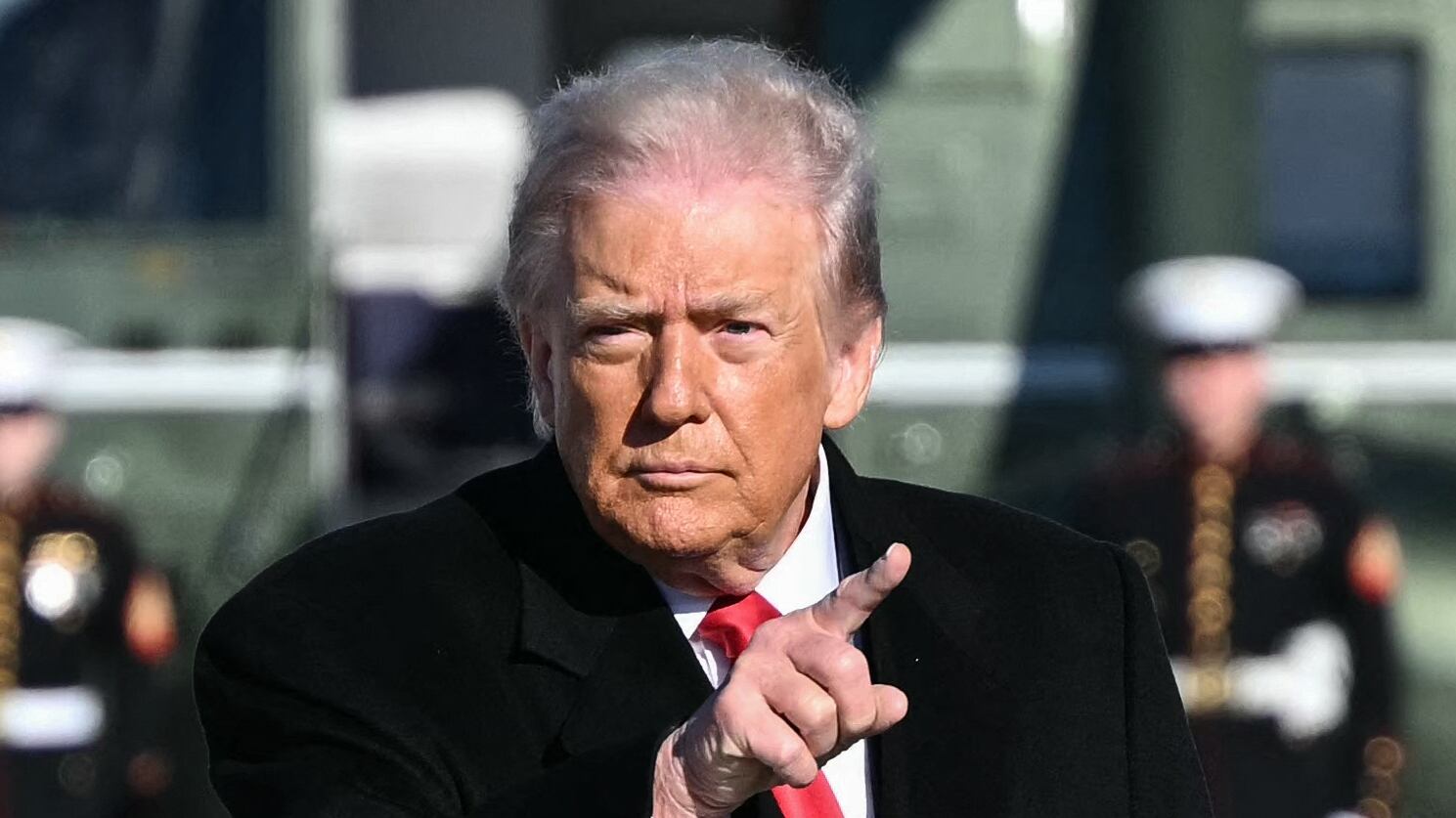 Trump cuts off work early to name a road after himself