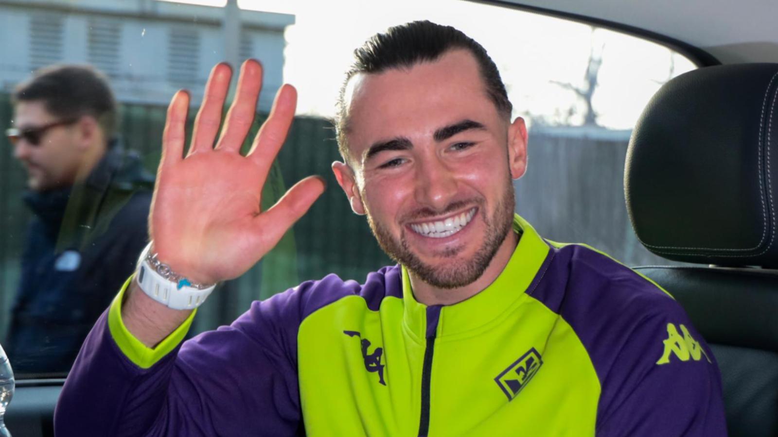 Fiorentina, un sorridente Harrison è sbarcato a Firenze: "Forza Viola"