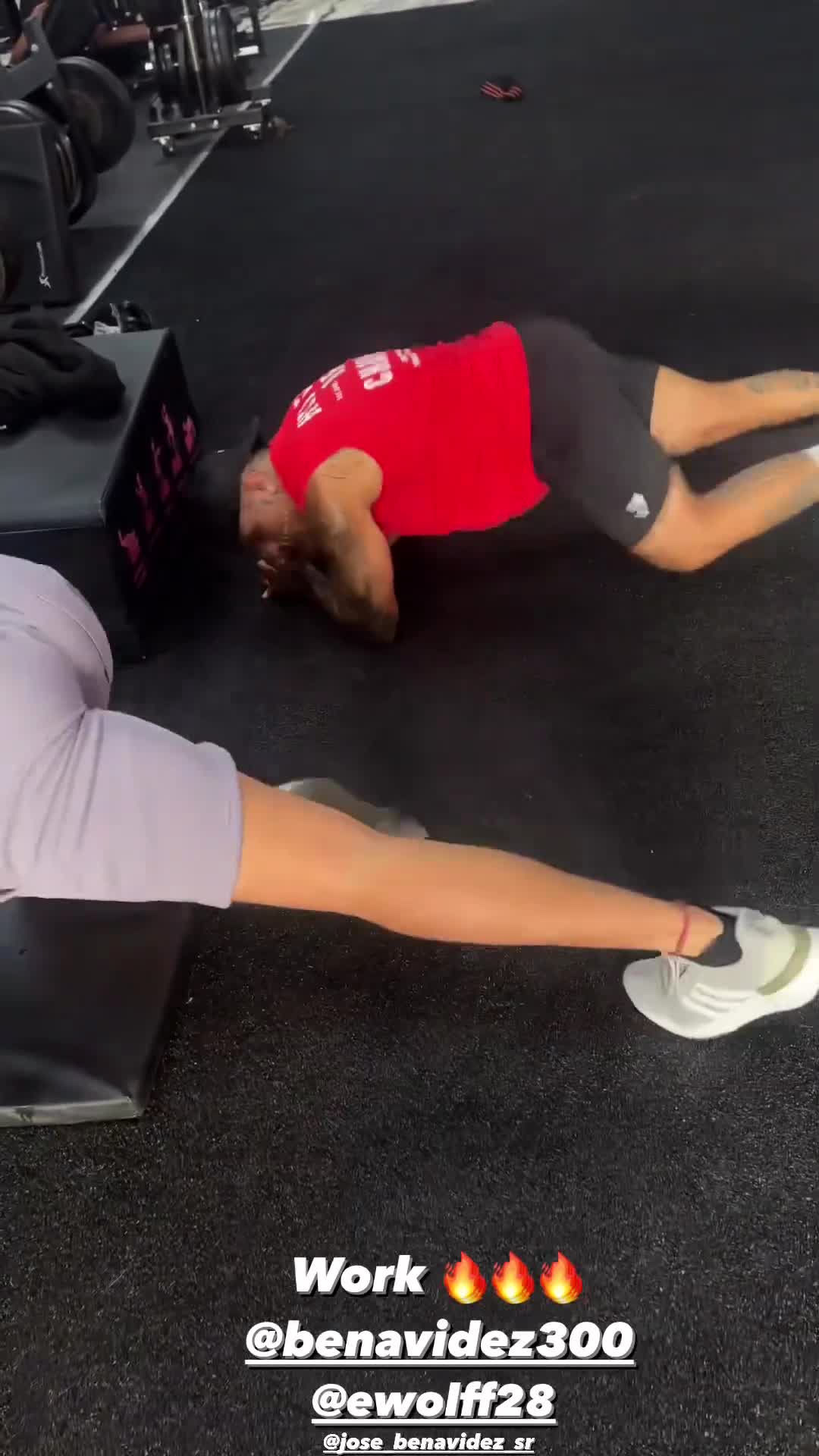 David Benavidez working out and focusing on his abs ️