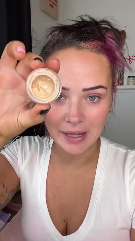 Eyeshadow primer vs base: How to make your shadows last and pop