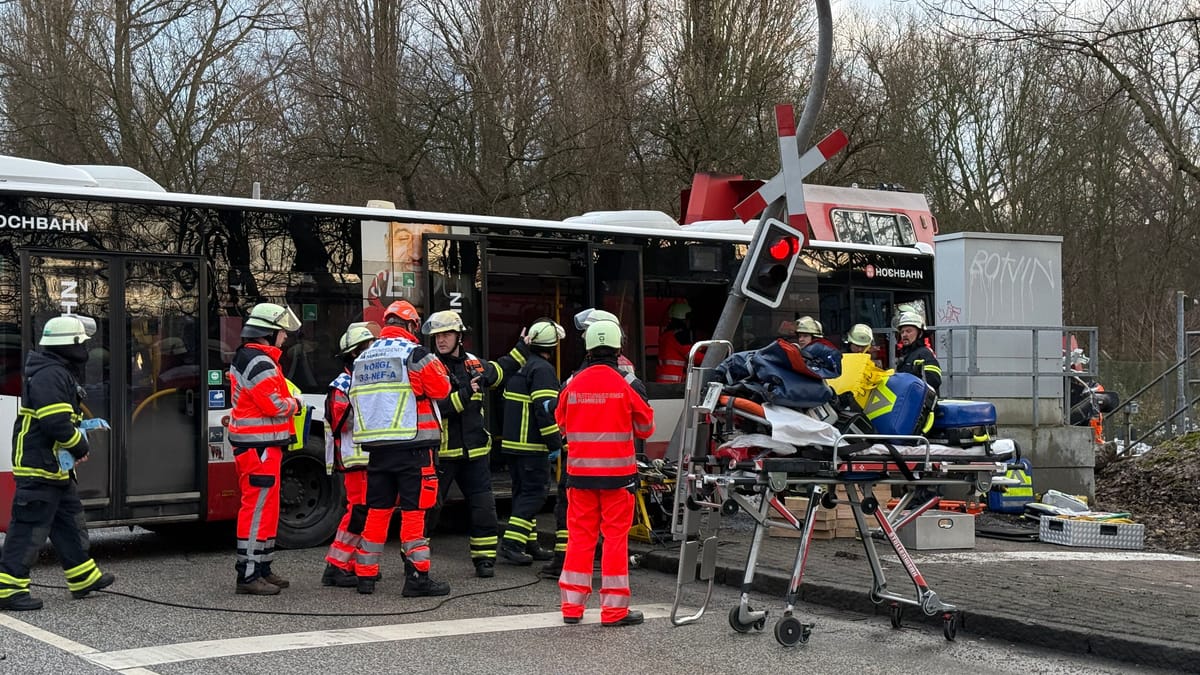 Zug rammt Bus: Ein Toter und mehrere Schwerverletzte
