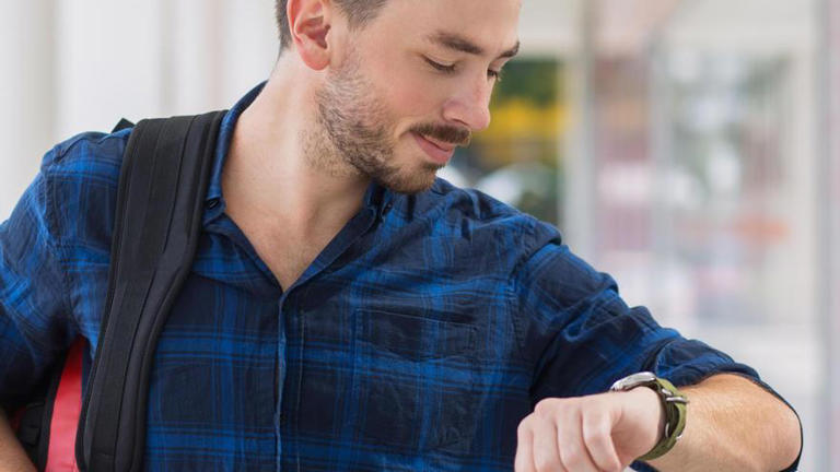 Emporio Armani rebaja a su precio mínimo su reloj con correa de piel ...