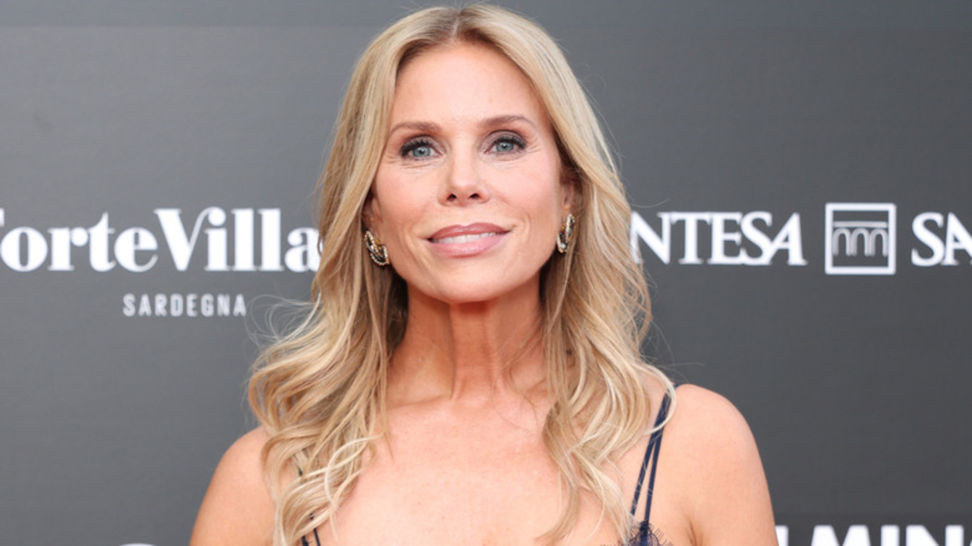 Cheryl Hines is nearly unrecognizable in throwback pic with brown hair