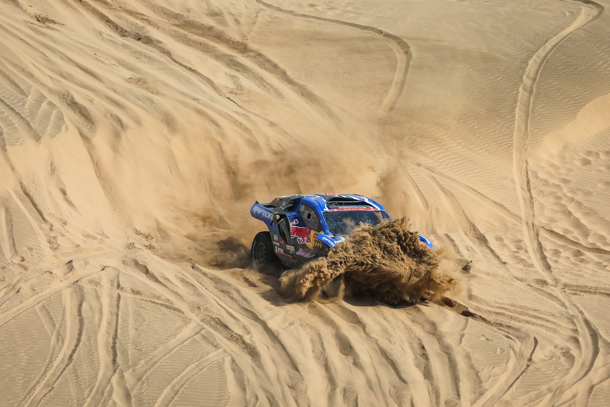 Ford's Nani Roma survives late crash and fuel drama to keep Dakar ...