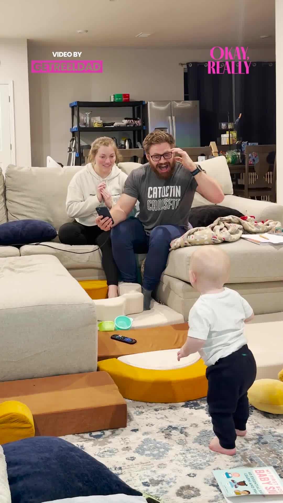 Mom’s singing helps baby to walk for the first time