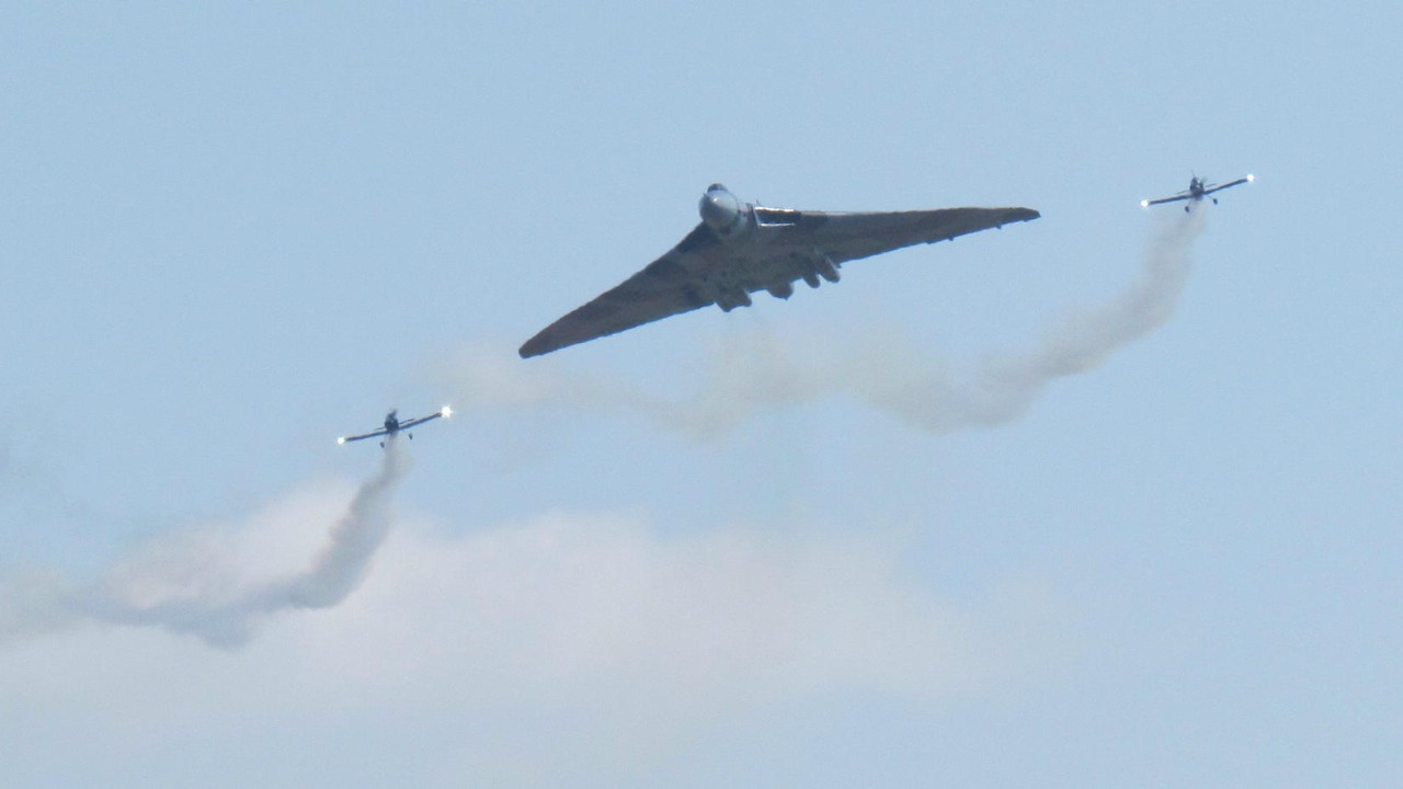 Vulcan XH558’s haunting final flight leaves airshow crowd in stunned ...