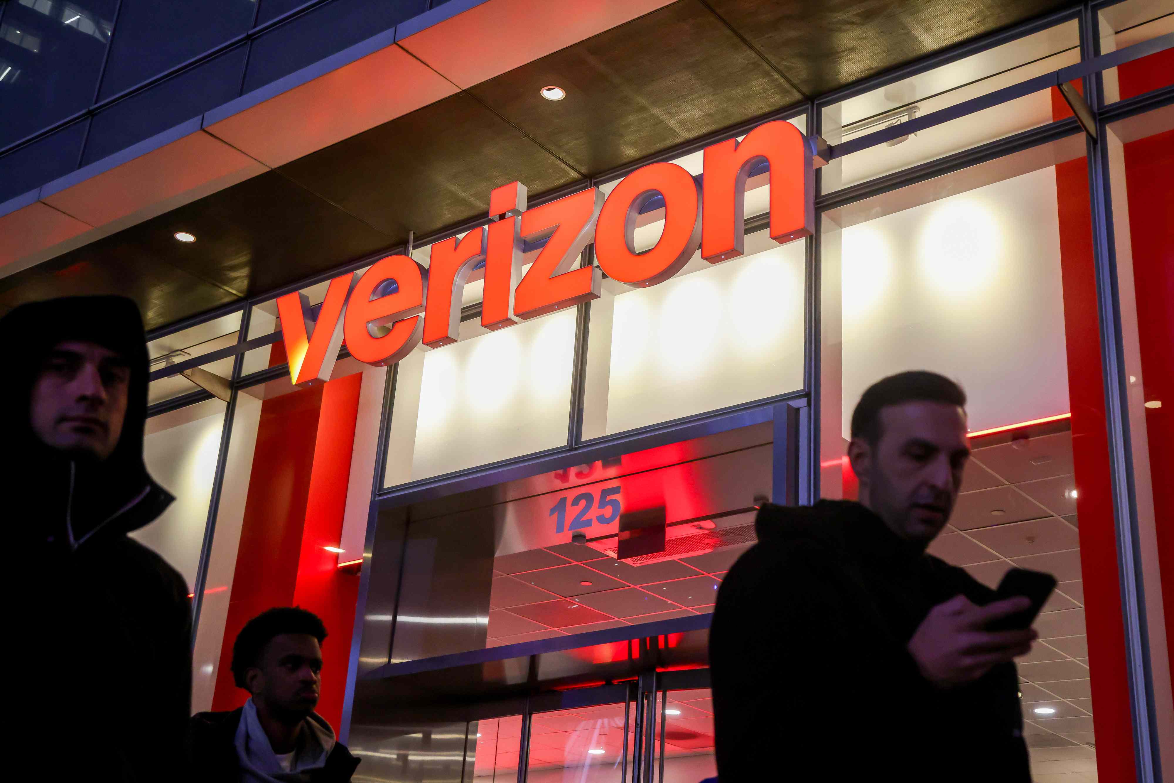 Why Verizon Wireless customers are getting $20 payouts—as long as they ...