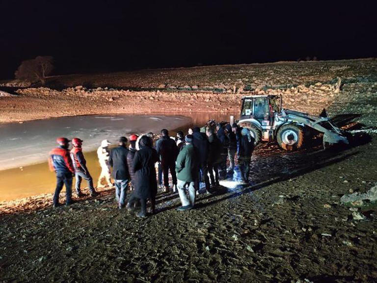 Buz tutan gölette ayak izleri ekipleri harekete geçirdi! Kaybolan 2 ...