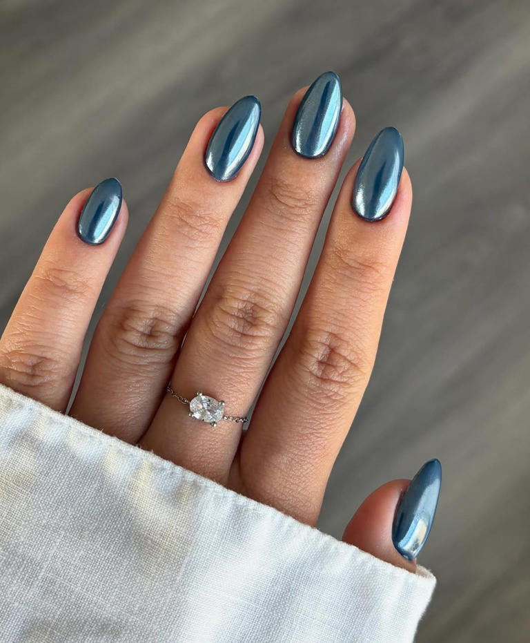 This icy winter manicure trend is my new hyper-fixation