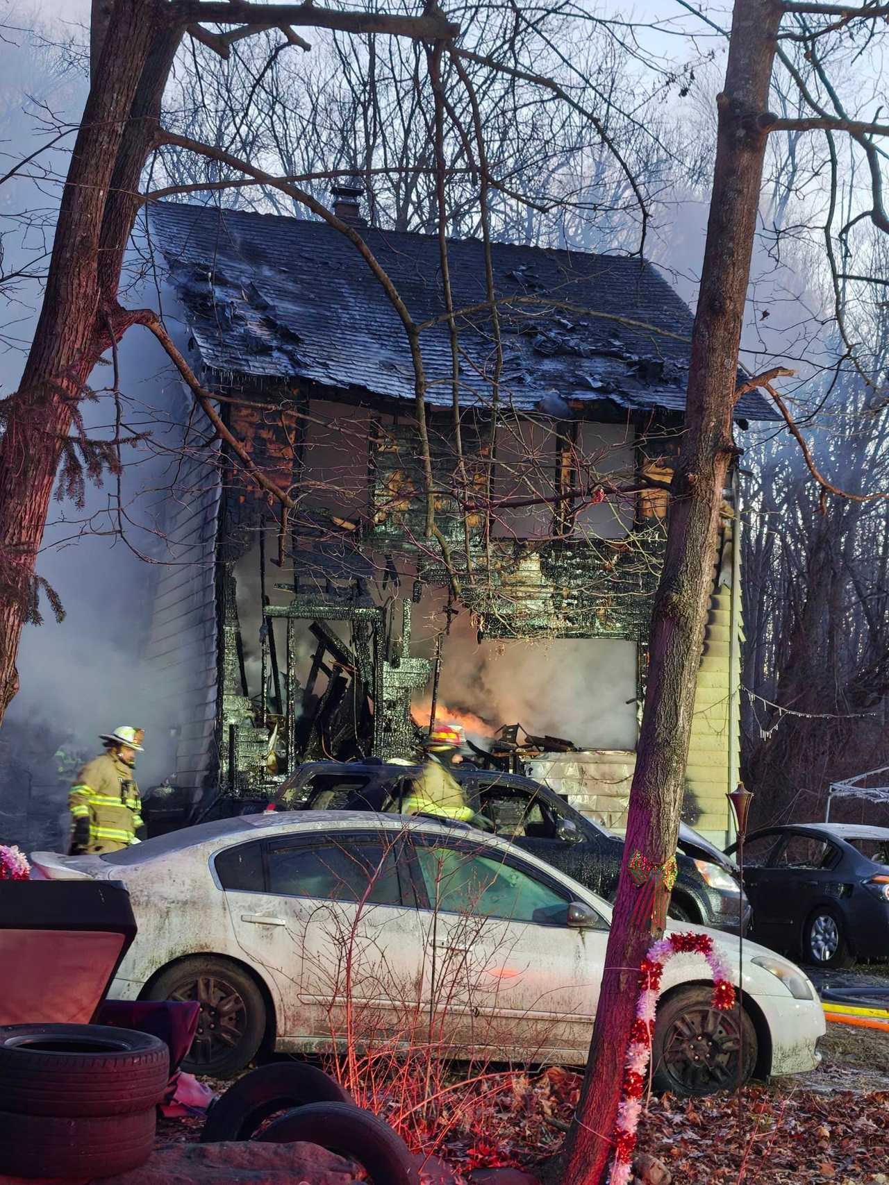 1 dead, 3 injured after early-morning house fire in Ringwood (update)