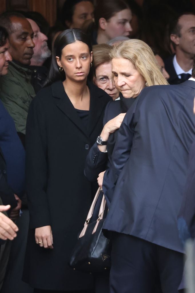La infanta Elena acude a Zarzuela junto a Victoria Federica para ...