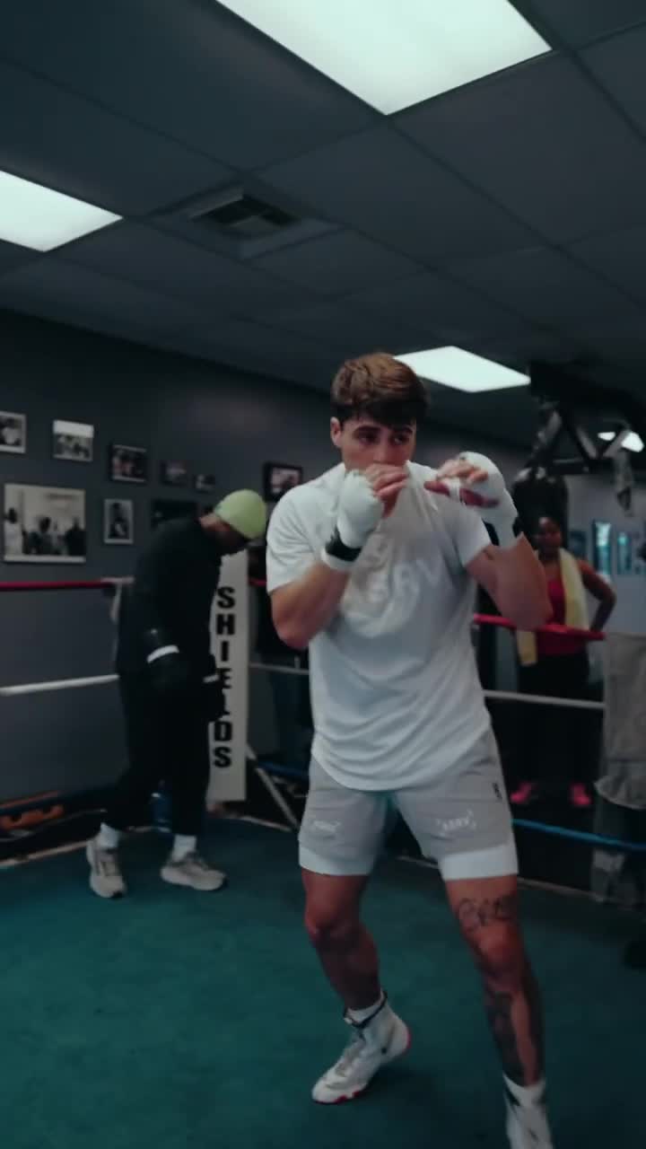 Vito Mielnicki Jr looking razor sharp for Ronald Cruz, undercard of ...