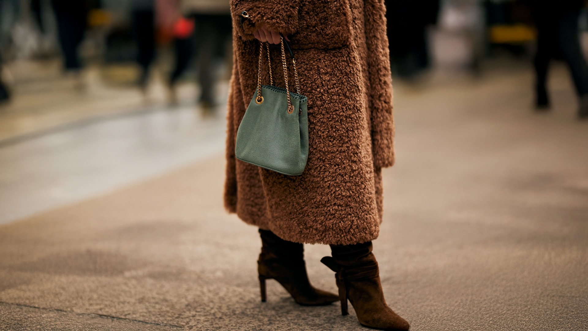 No, los bolsos y zapatos no tienen por qué hacer juego: desmontamos el ...