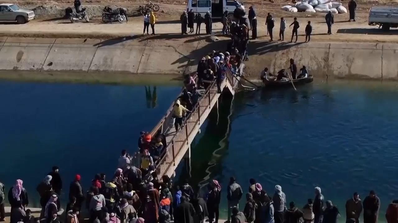 Syrians struggle to evacuate a contested area in Aleppo