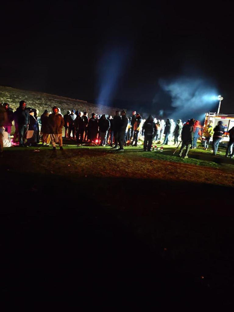 Buz tutan gölette ayak izleri ekipleri harekete geçirdi! Kaybolan 2 ...