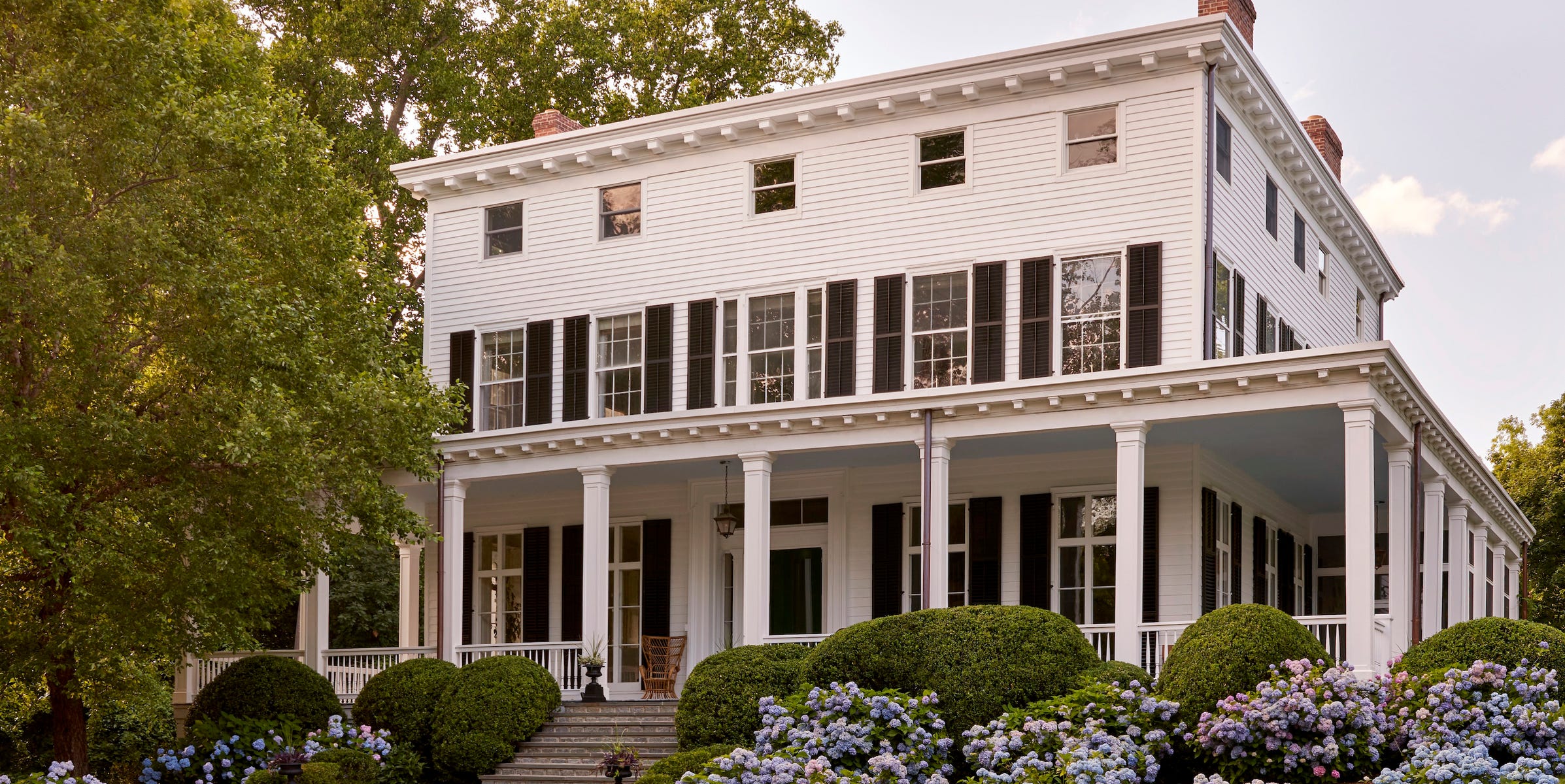 These 10 exterior paint colors make your house look way more expensive ...