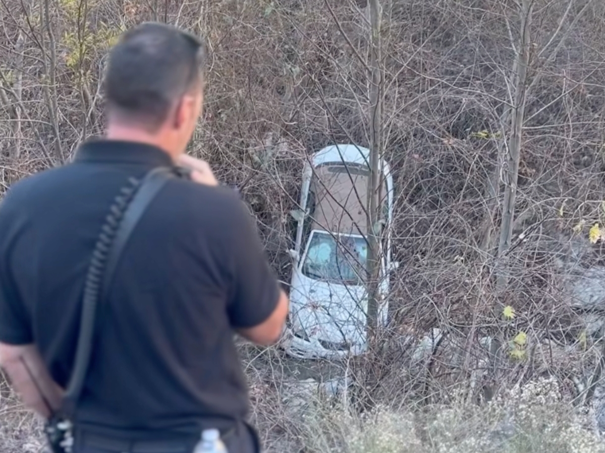 Car careens off Palm Springs Aerial Tramway parking lot embankment