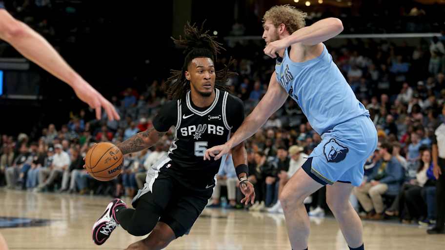 By sharing the ball, De’Aaron Fox helped unlock the Spurs