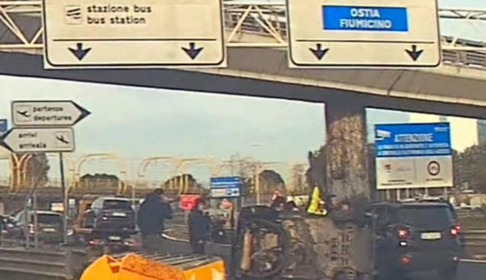 Si schianta sui respingenti del guard rail e si cappotta a due passi ...