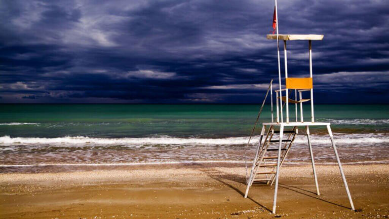 Rare weather warning tells West Coast residents to avoid beaches