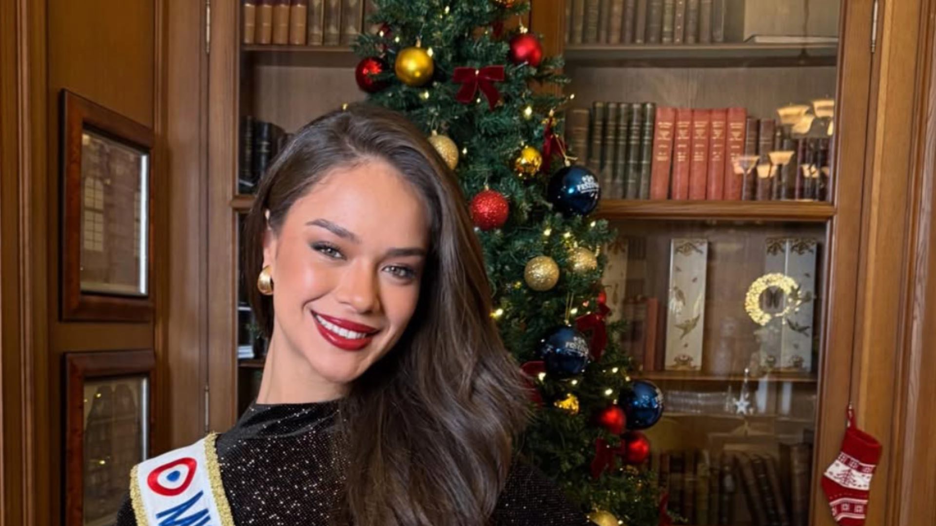 Deze dame betovert met haar kanten outfit op de rode loper