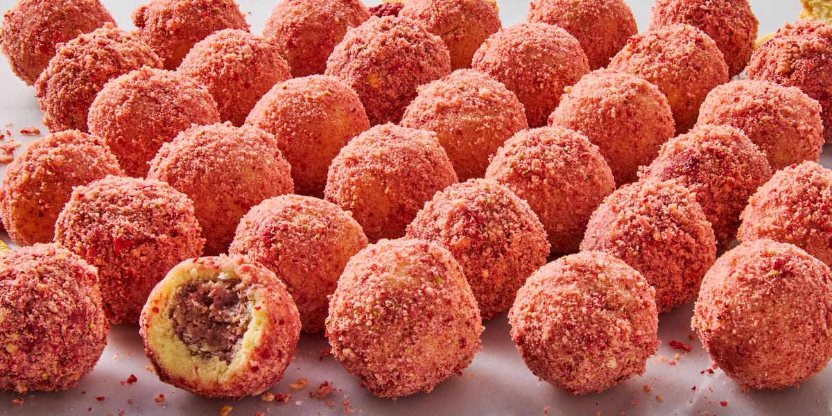 These strawberry crunch bites are packed with protein & nostalgia