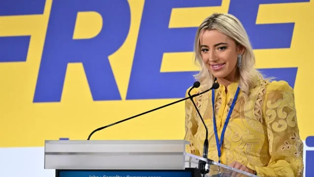 Ashley St. Clair, madre del hijo de Elon Musk, demanda a xAI por ...