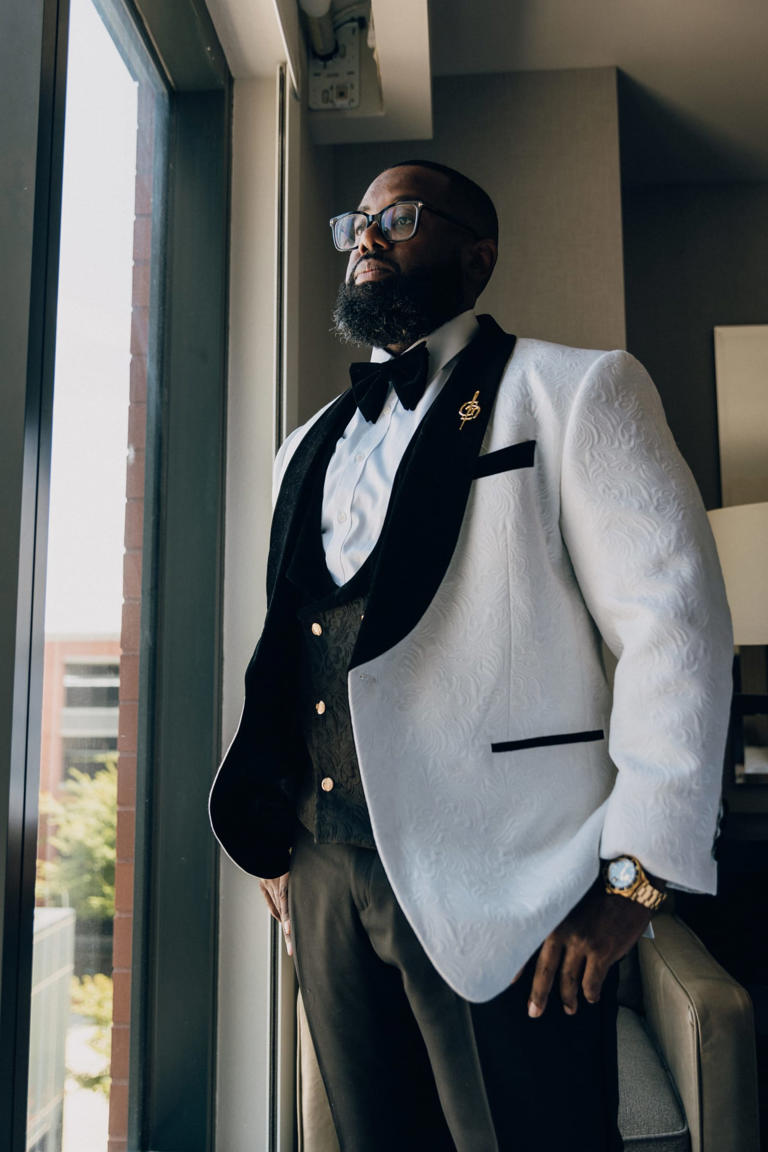 White feather plumes were a core design detail at this Great Gatsby ...