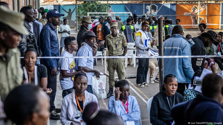 Uganda election: Museveni takes early lead