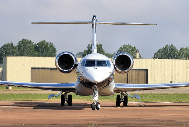 How much does personalizing and operating a Gulfstream G700 cost?