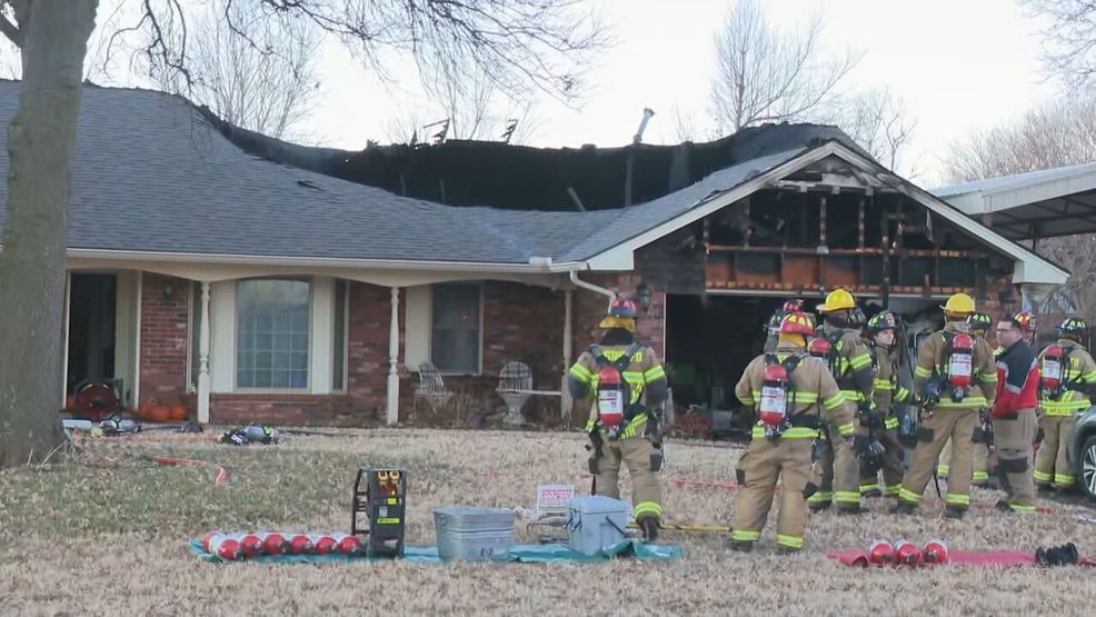 Two people escape Mustang house fire and roof collapse