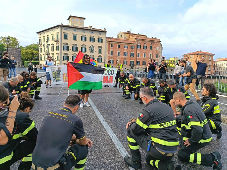 Vigili del fuoco in ginocchio alla manifestazione per Gaza, ma il ...