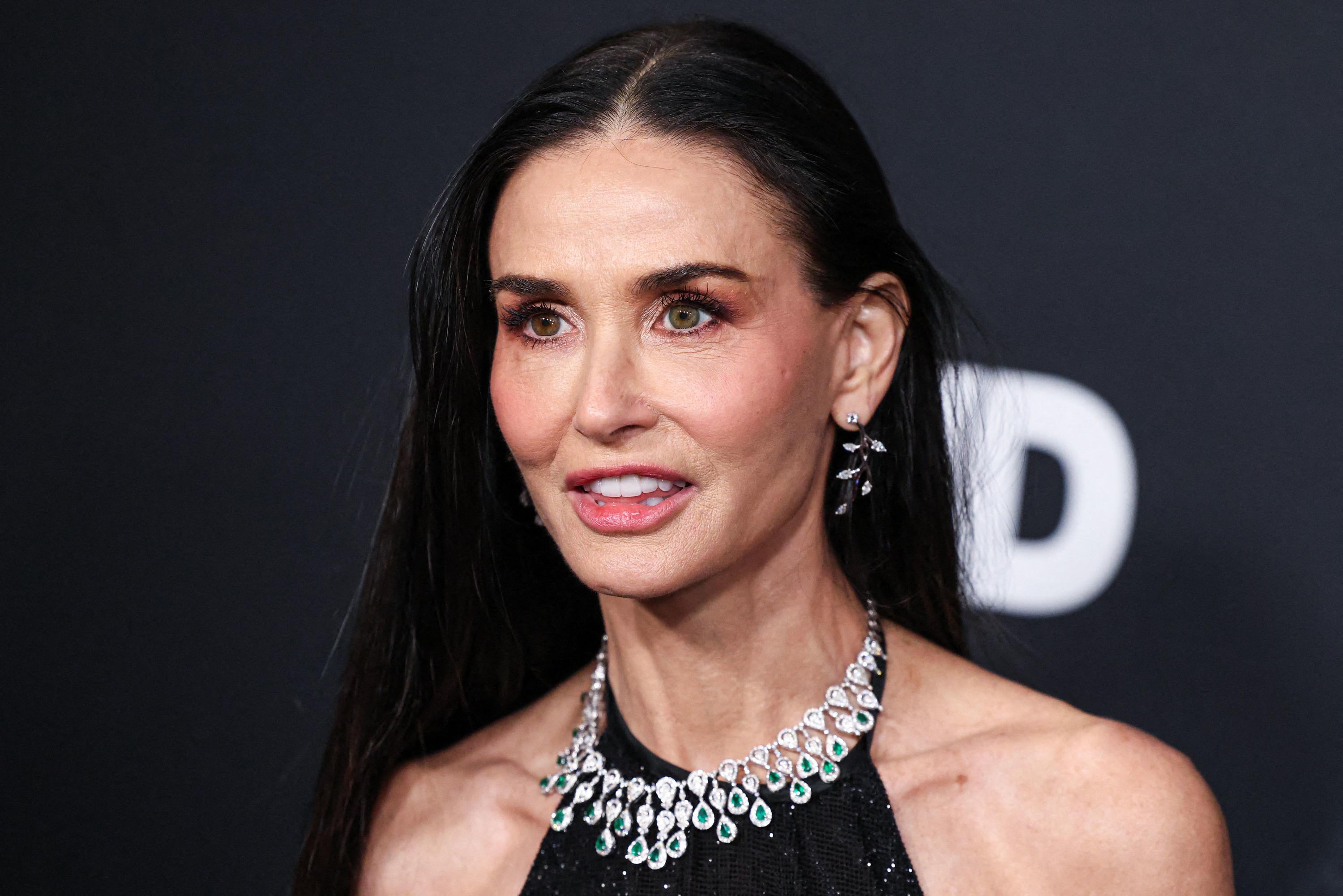Demi Moore (et sa longue chevelure noire) devient la nouvelle ...