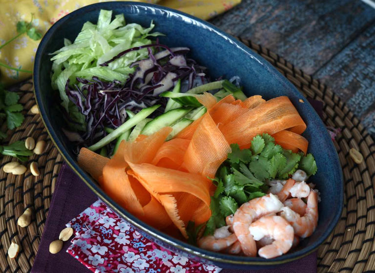 Färgglad sallad med ris vermicelli och räkor och en kryddig jordnötssås
